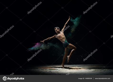 Hombre Desnudo Bailando En El Escenario En La Nube De Polvo De Color