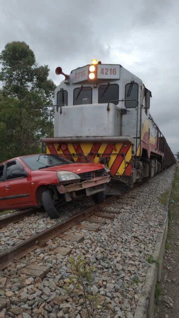 Vídeo Carro é arrastado por trem ao atravessar trilhos em SC