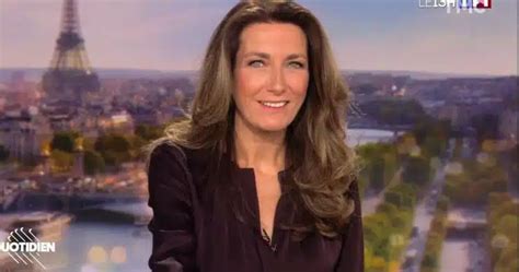 Anne Claire Coudray sans soutien gorge au JT de TF1 la séquence
