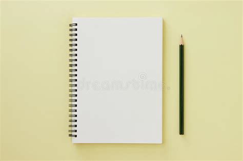 Cuaderno En Espiral Y Lápiz Sobre Fondo Minimalista Pastel Foto de