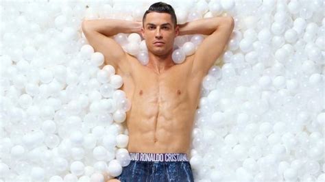 Cristiano Ronaldo Presenta Sus Nuevos Calzoncillos A Lo American