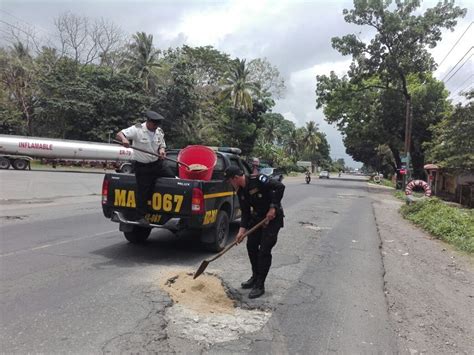 Policía Nacional Civil de Guatemala PNC realiza bacheo en carretera