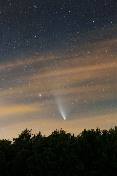 Komet Neowise Unter Cirrus Spektrum Der Wissenschaft