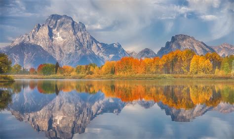 Odbicie gór i pożółkłych drzew w rzece Snake River