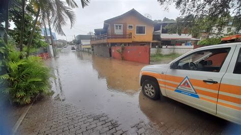 A Gazeta Temporal causa alagamentos e água invade casas em balneário