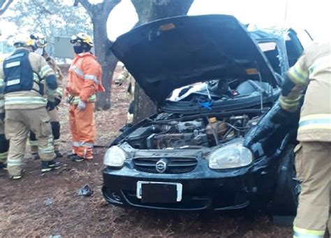 Carro bate em árvore e deixa duas pessoas feridas Jornal de Brasília