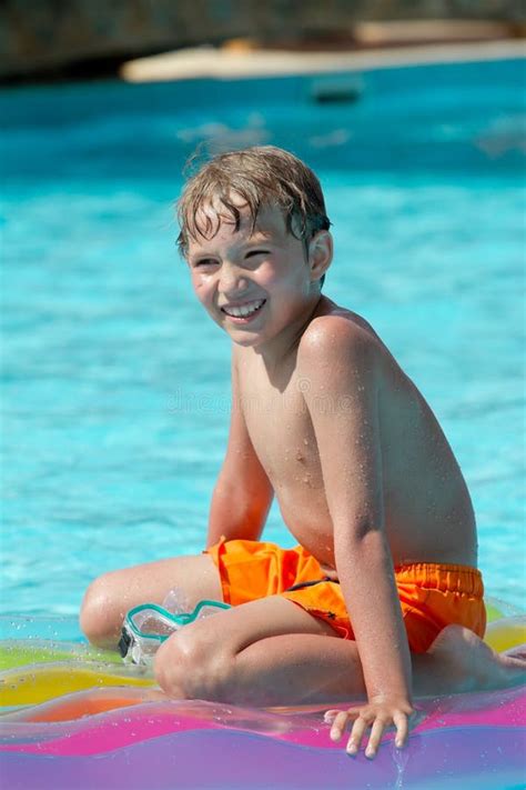 Glücklicher Junge Im Swimmingpool Stockbild Bild von freundlich