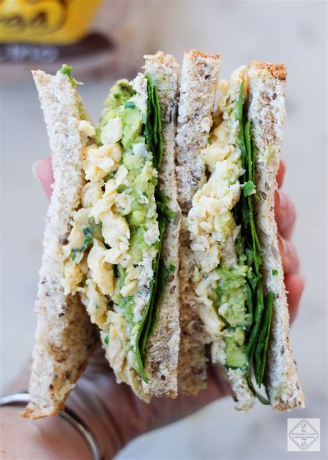 Sandwich De Aguacate Huevo Y Espinacas 2 Bread Slices