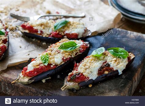 Gebratene Auberginen Mit Tomaten Und Mozzarella Stockfotografie Alamy