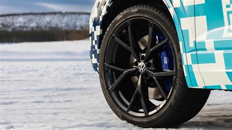 Le Volkswagen Touareg restylé se montre un peu TopGear