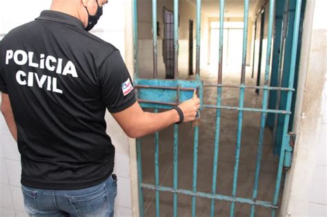 Homem é preso após ser flagrado se masturbando na janela de vizinha na