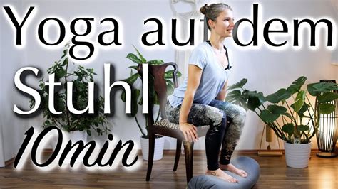 Yoga auf dem Stuhl den Sonnengruß im Sitzen praktizieren für