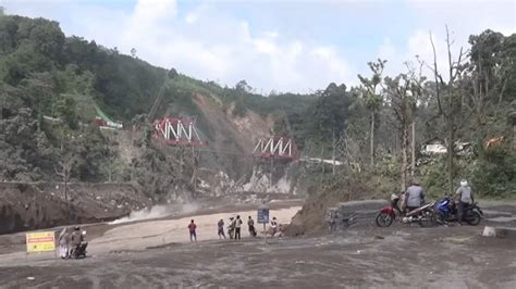 Banjir Lahar Dingin Gunung Semeru Jadi Tontonan Warga