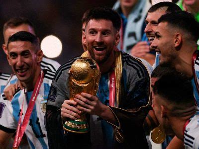 Messi alza la Copa en Qatar Somos campeones del mundo La Razón