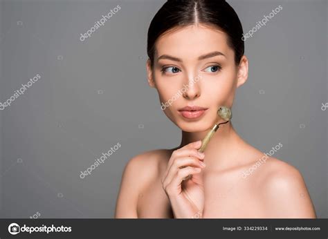 Linda Menina Nua Usando Rolo Massagem Jade Isolado Cinza Fotografias