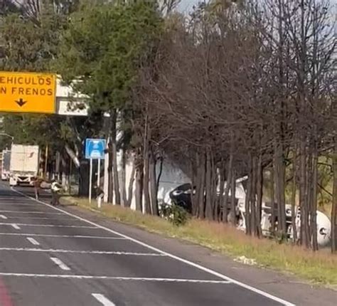 Vuelca pipa cargada con Gas a unos metros de la caseta de Zinapécuaro