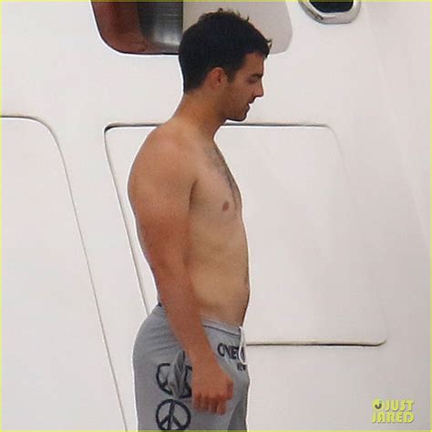 Joe Jonas Rocks A Serious Farmer S Tan On Cannes Yacht Photo 3918305