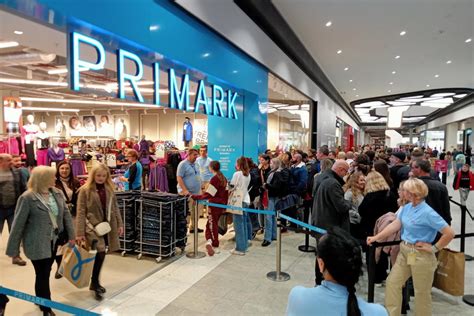 Kraków Tłumy klientów na otwarciu sklepu Primark w Bonarka City Center