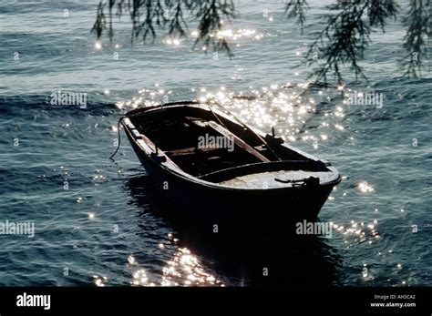 Schaukelndes boot Fotos und Bildmaterial in hoher Auflösung Alamy