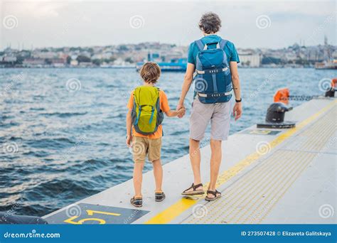 Turistas De Menino E Pai Que Apreciam A Zona Galataport Veem O Porto