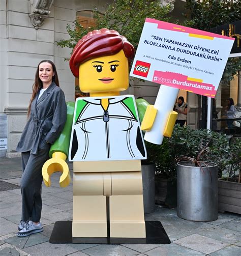 Dev LEGO minifigürleri kızlara ilham vermek için sokağa çıktı ReTouch Mag