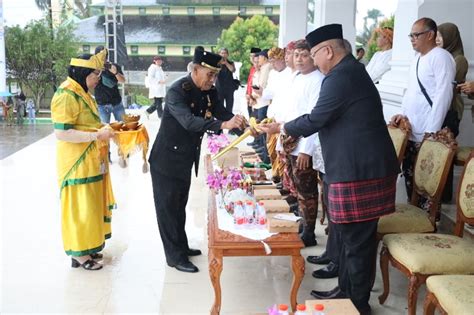 Meski Hujan Masyarakat Tetap Antusias Saksikan Kirab Budaya KFBN 2024