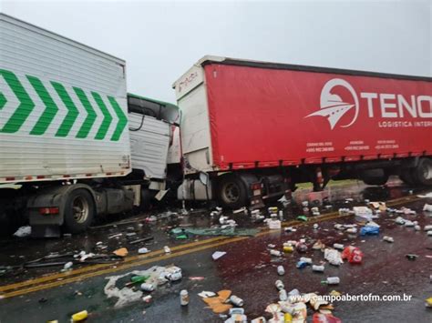 Cinco pessoas ficam feridas em batida entre três caminhões no trevo de