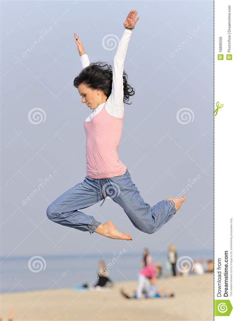 Jeune Fille Branchante Sur La Plage Photo stock Image du extérieur