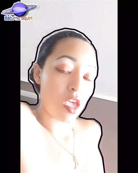 Saturno潮吹拉丁宝贝，这个已婚母亲是一个不忠的淫娃，她喜欢操自己的阴户和moa Xhamster