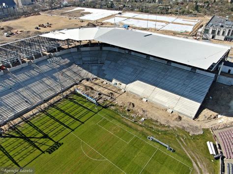 Część dachu nad stadionem Pogoni Szczecin położona Raport z budowy