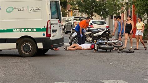 URGENTE Choque Entre Moto Y Auto Una Mujer Termino Hospitalizada