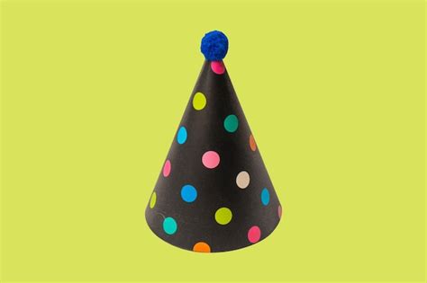 Gorra de cumpleaños brillante y colorida aislada en un fondo verde