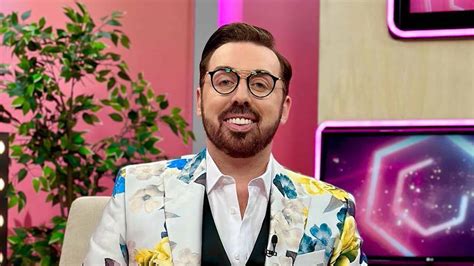 Flávio Furtado tem ataque de riso em direto On fm