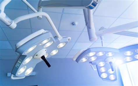Dos lámparas quirúrgicas en quirófano proyección de luz azul en la