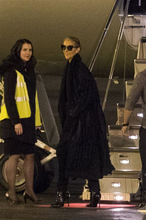 Photo Exclusif Celine Dion salue ses fans à l aéroport avant de