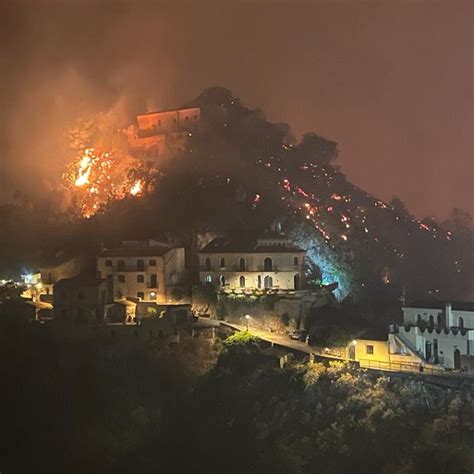 Incendi Nel Messinese Ancora Focolai Attivi Sulla Jonica Ma L