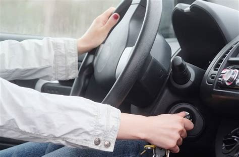 Cómo arrancar un coche sin batería fácil y rápido