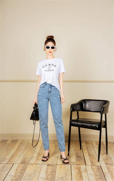 Bộ sưu tập 500 mẫu Áo phông trắng quần Jean Thể hiện phong cách cá tính