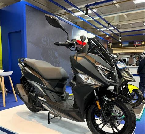 AKT Motos Presenta Su Amplia Gama De Motocicletas Y Accesorios En La