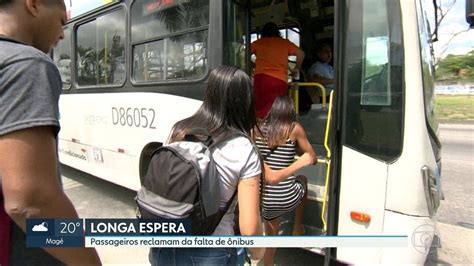 Passageiros reclamam da falta de ônibus e longas filas para pegar