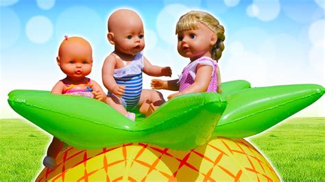 Komik video Baby Born oyuncak bebek palyaço ile çiftçi oluyor Bahçede