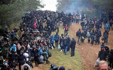 Kryzys na granicy polsko białoruskiej Tłum migrantów na przejściu w