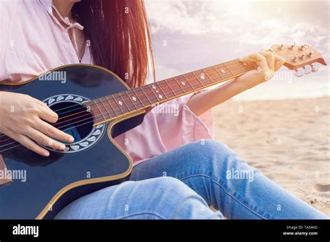 Manos de mujer tocando la guitarra acústica capturar los acordes con