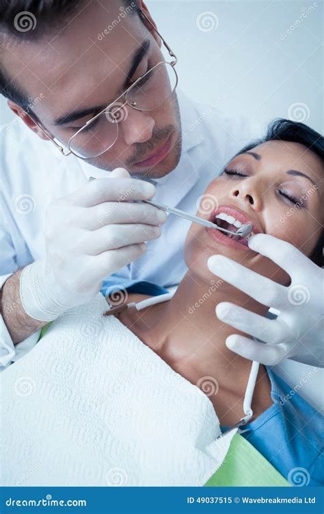 Os Dentes Da Mulher De Exame Do Dentista Masculino Imagem De Stock