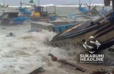 Perahu Nelayan Ujunggenteng Dan Warung Di Palabuhanratu Sukabumi Hancur