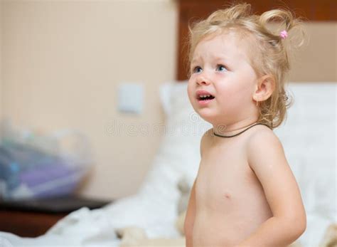 Portrait D Un Enfant Triste De Fille S Asseyant Sur Un Lit Dans La