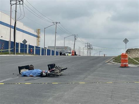 Muere motociclista al estrellarse contra caja de tráiler