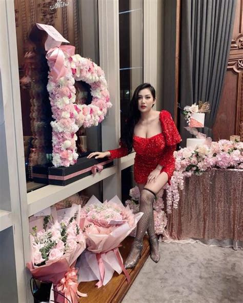 Potret Seksi Pamela Safitri Pakai Dress Mini Dengan Belahan Di Ulang