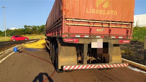 Estradas Carreta pega foto às margens da BR 163 em Santa Maria PR