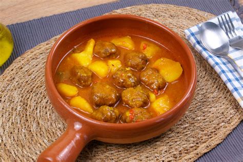 Albóndigas en Salsa con Patatas Comida Casera a Domicilio